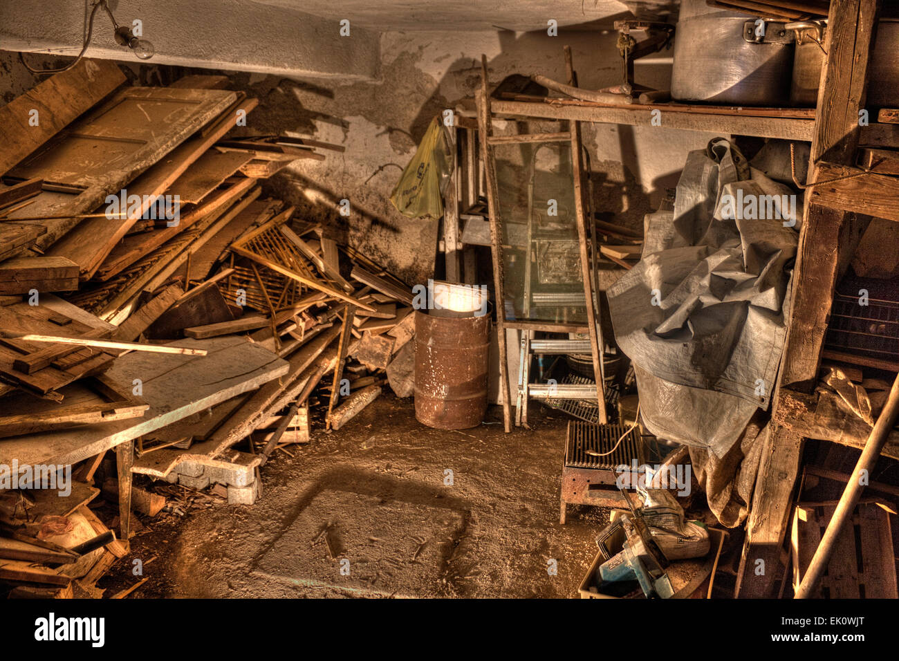 Empty home basement hi-res stock photography and images - Alamy