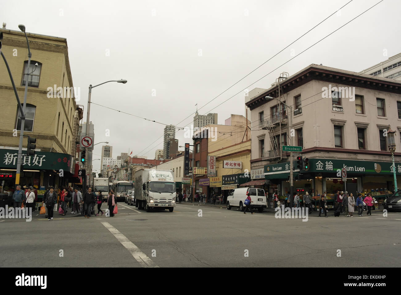 People several walking sidewalks hi-res stock photography and images ...