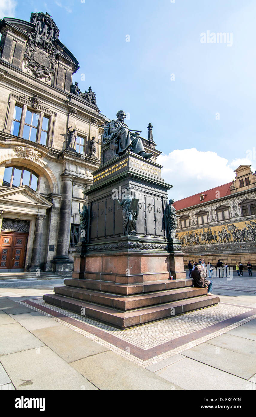 A large statue by Ernst Rietschel in the Schlossplatz in Dresden ...