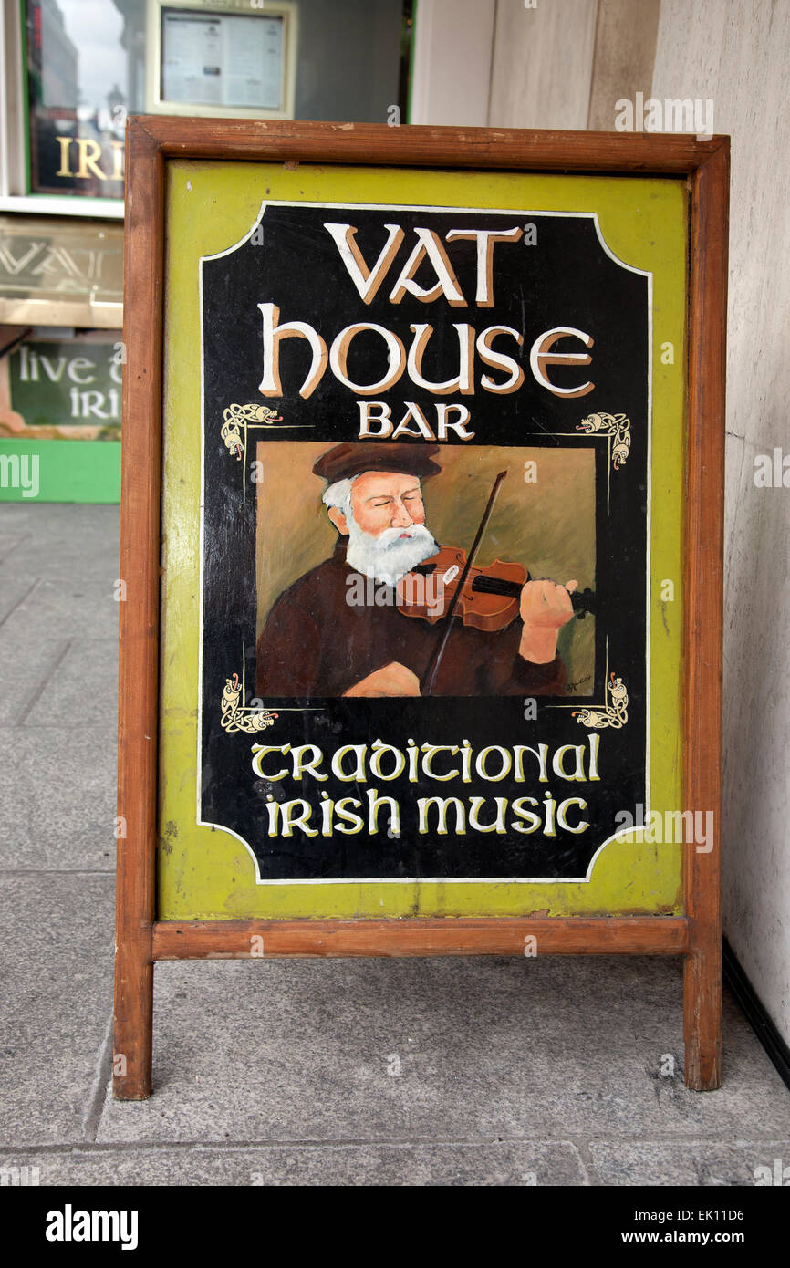Traditional Irish Music Sign at VAT House Bar, Anglesea Street, Temple ...