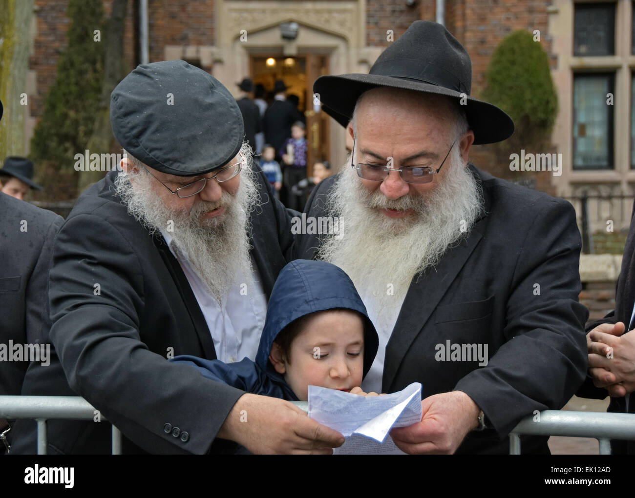 Orthodox jews at prayer family hi-res stock photography and images - Alamy