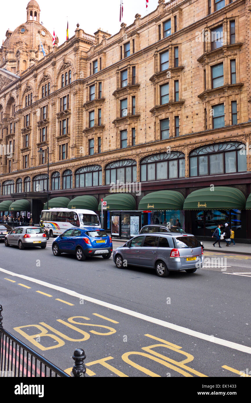 The world famous harrods department store knightsbridge london hi-res ...