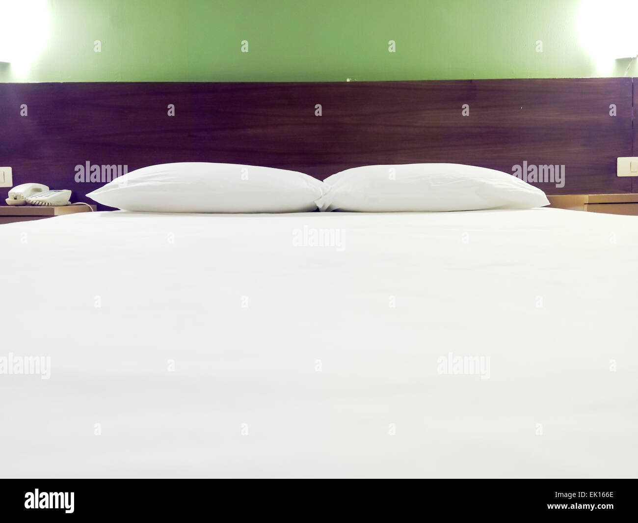 Modern double bedroom with king size bed and bedside tables Stock Photo ...