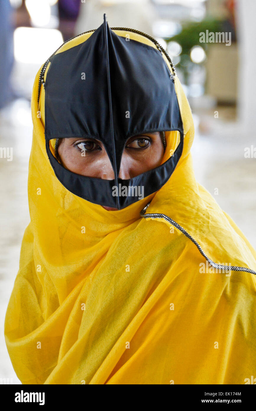 Bedu (Bedouin) woman at animal market in Sinaw, Oman Stock Photo - Alamy
