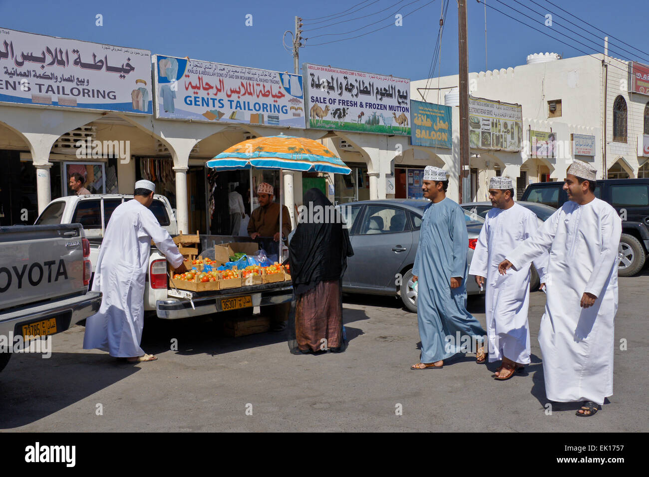 Bedu (Bedouin) people at market in Sinaw, Oman Stock Photo - Alamy