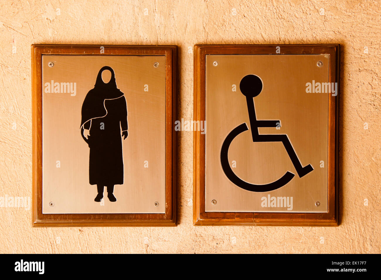 Toilet sign toilet signs hi-res stock photography and images - Alamy