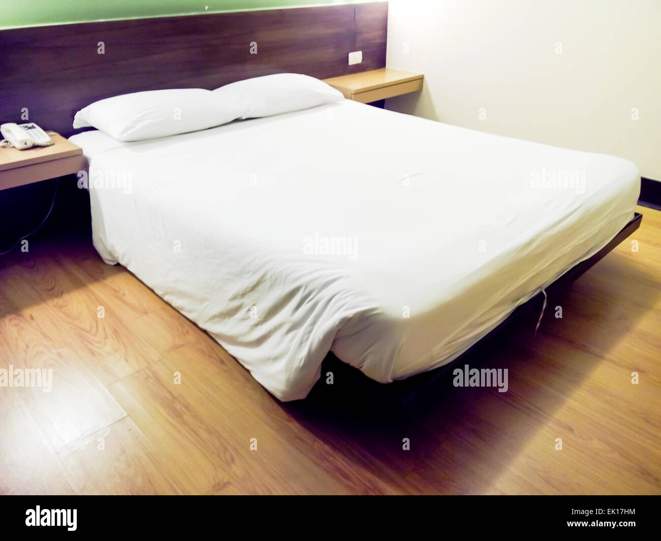 Modern double bedroom with king size bed and bedside tables Stock Photo ...