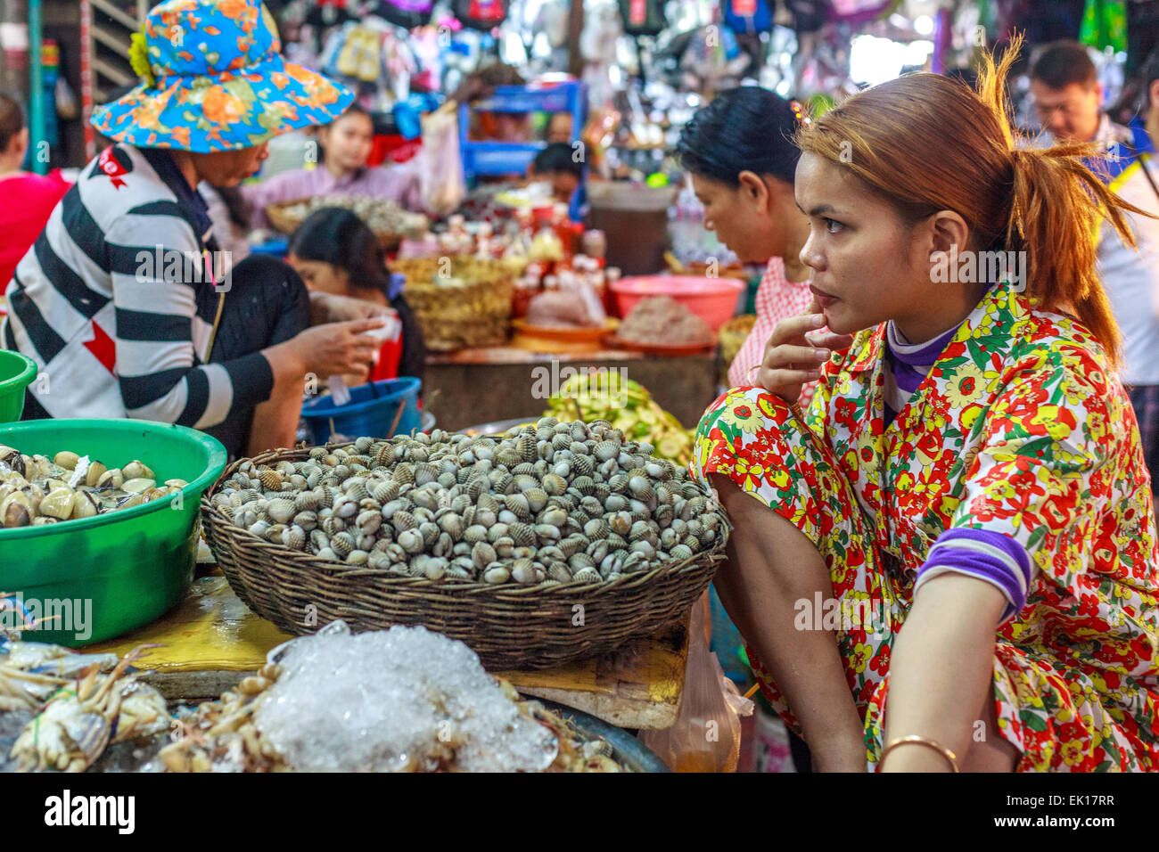 Woman selling mollusc at the market (Siem Reap Stock Photo - Alamy