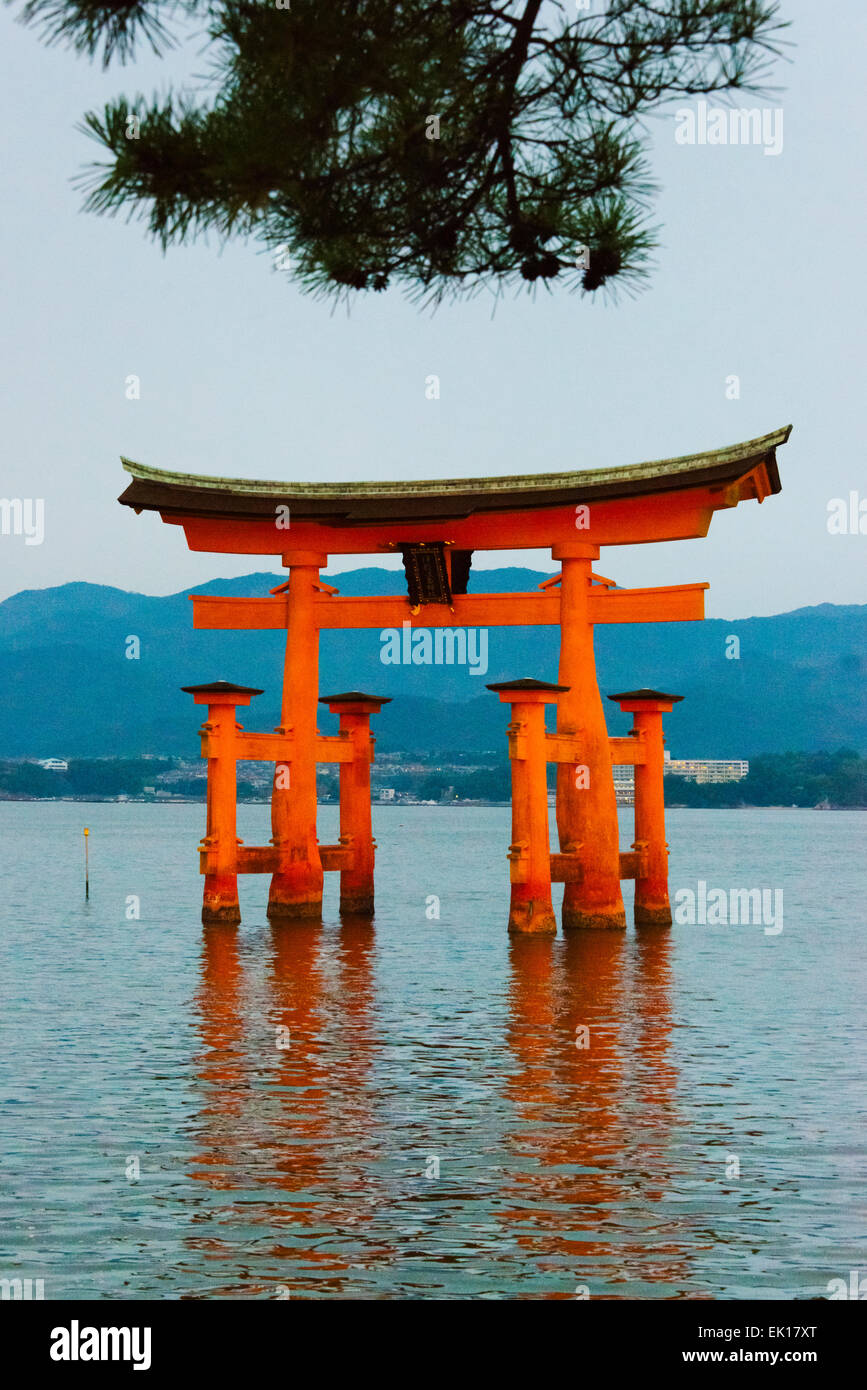 Itsukushima shrine torii gate hi-res stock photography and images - Alamy