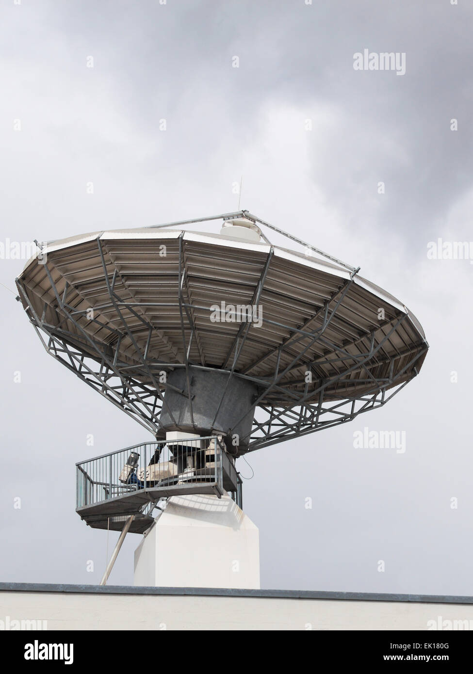 Parabolic reflector antenna hi-res stock photography and images - Alamy