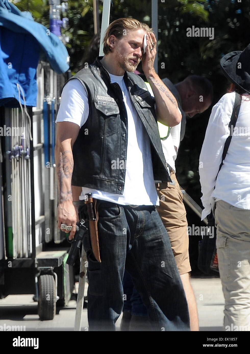 Charlie Hunnam carrying a gun on the set of 'Sons of Anarchy' Featuring ...
