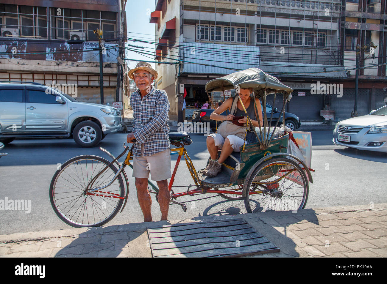 Paying the rickshaw driver Stock Photo - Alamy