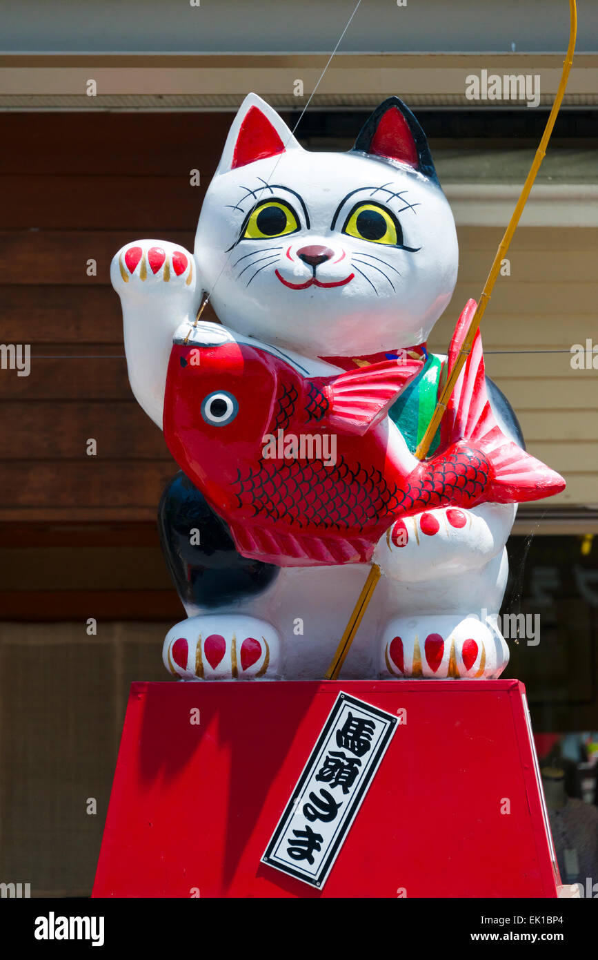 Statue of maneki-neko with fishing rod on the traditional street, Hida ...