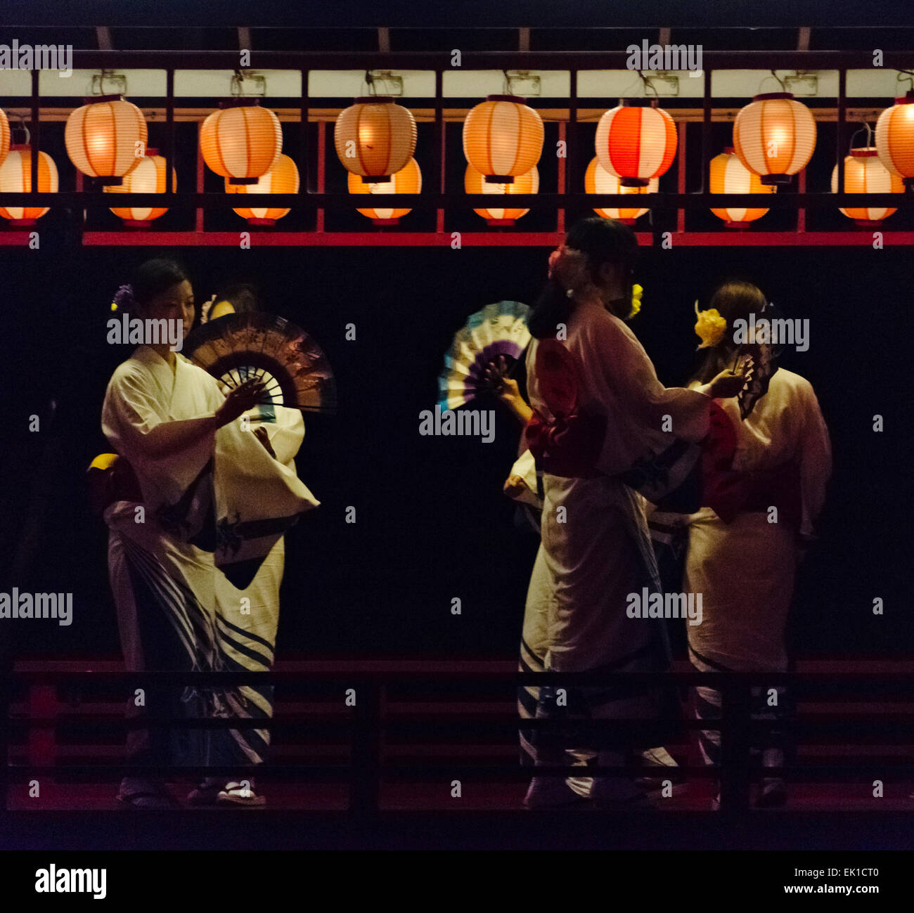 Japanese girls dancing performance hi-res stock photography and images ...