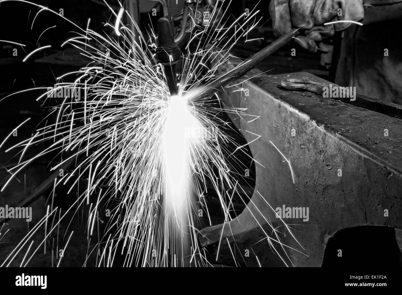 Hand forging hi-res stock photography and images - Alamy