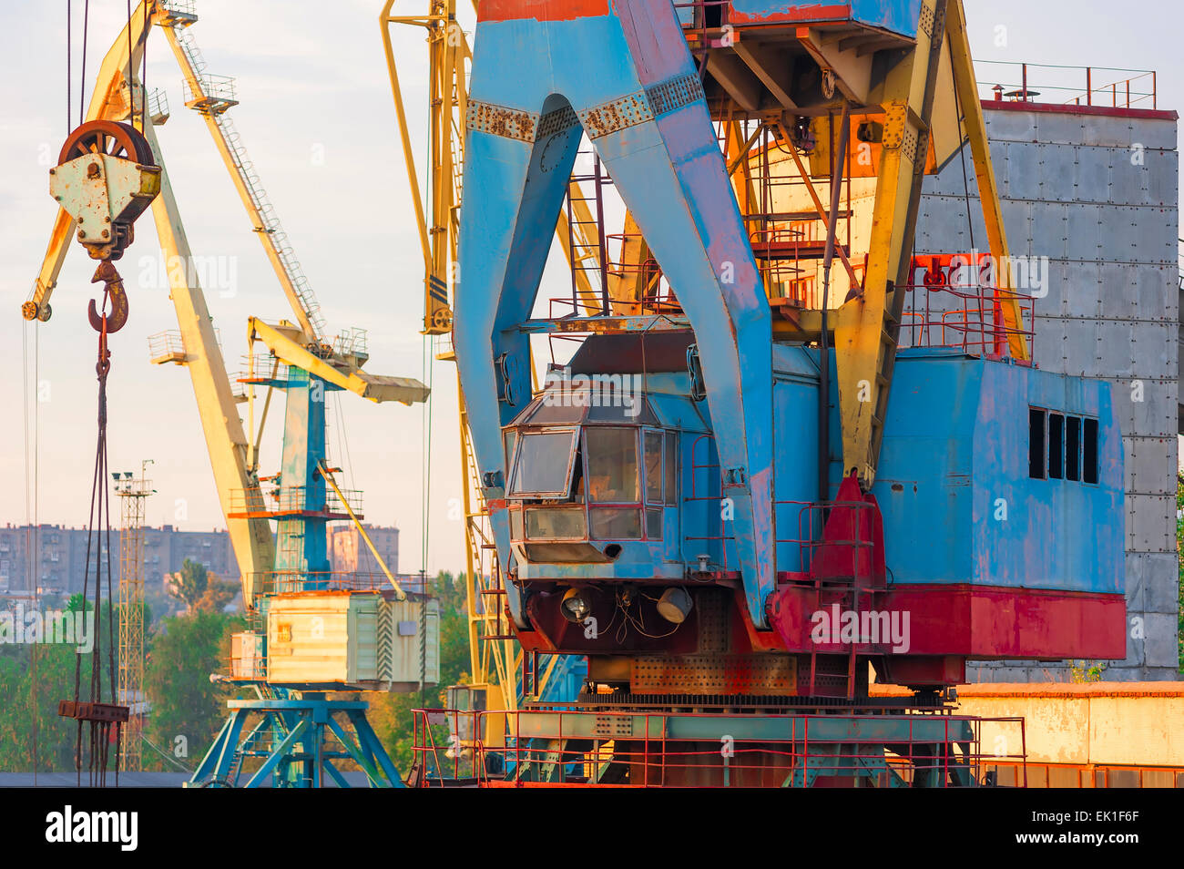 Loading containers hi-res stock photography and images - Alamy