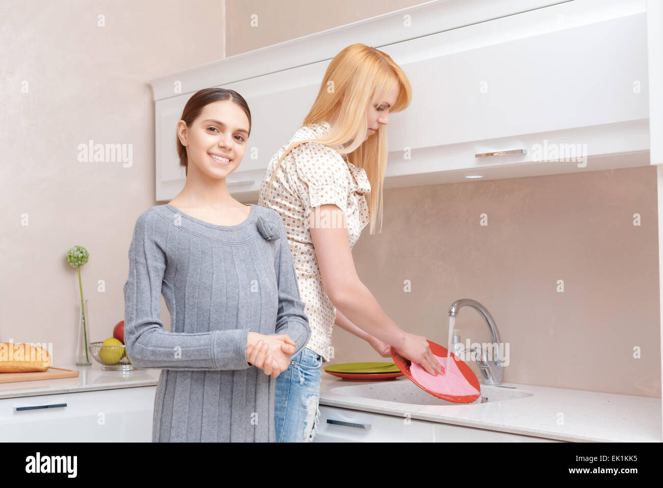 Girl helping mother wash dishes hi-res stock photography and images - Alamy