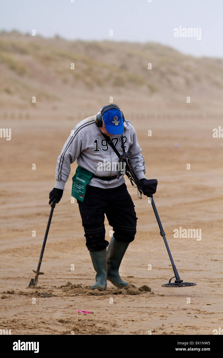 Metal detectorist gold britain hi-res stock photography and images - Alamy