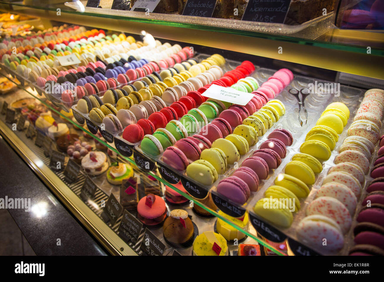 A display of varied macaroons (France). Présentation de macarons variés ...