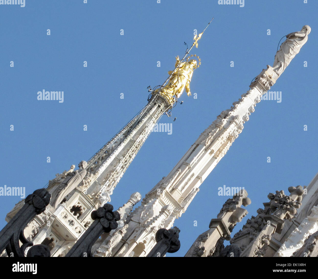 Madonna spire cathedral of milan hi-res stock photography and images ...