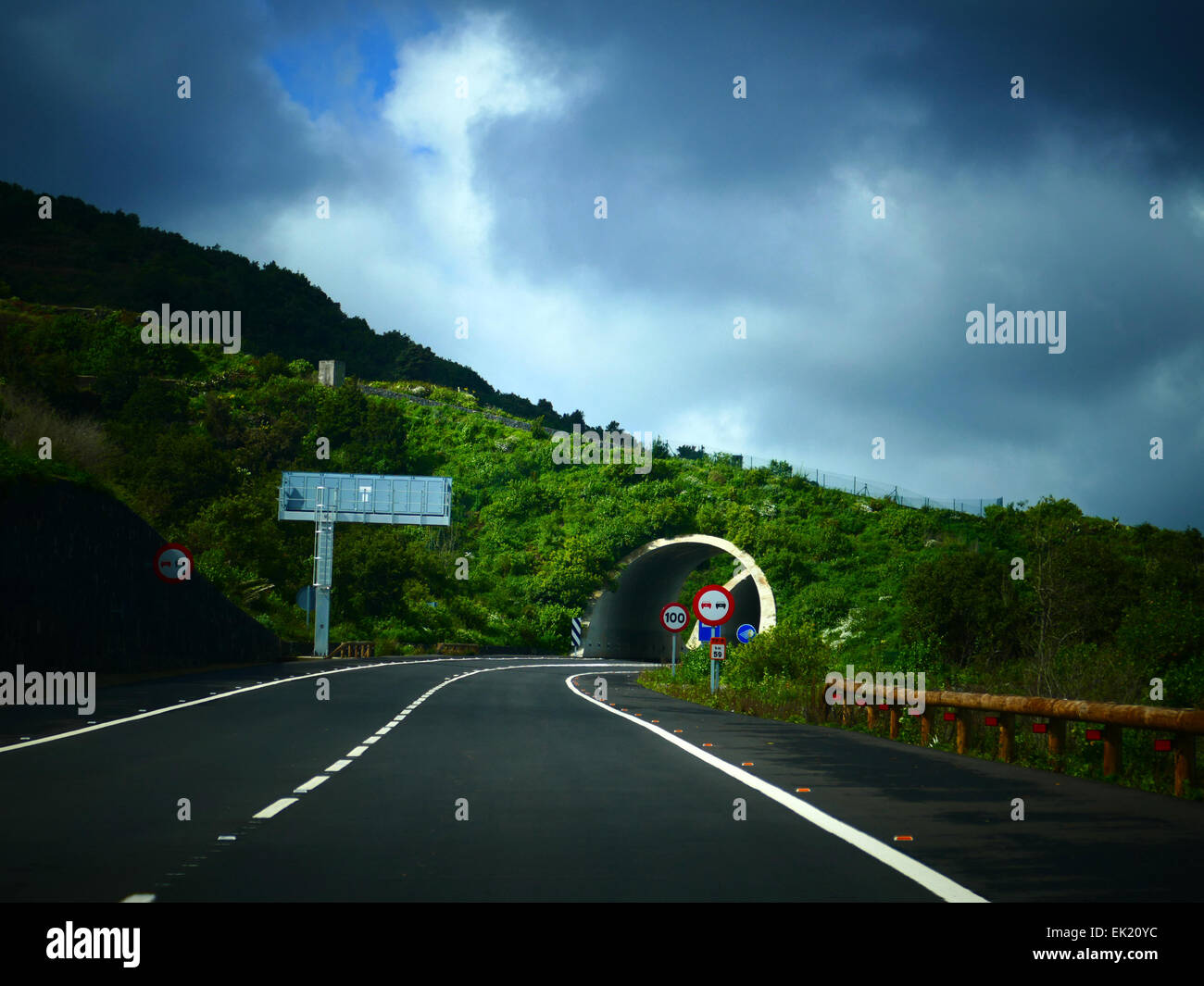 Traffic islands hi-res stock photography and images - Alamy
