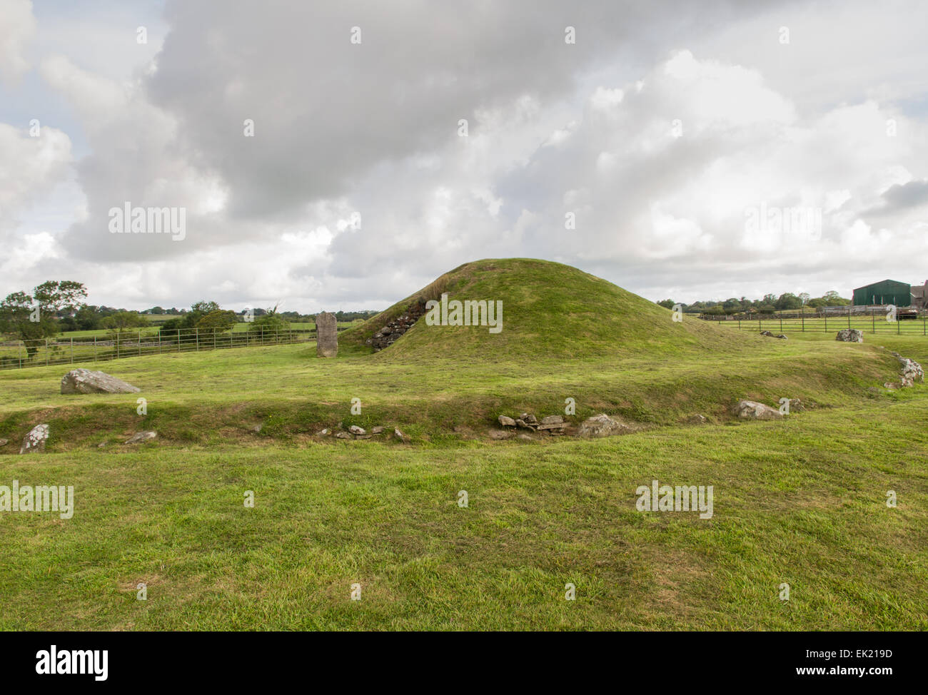 Bryn Celli Ddu, Anglesey, is one of the finest prehistoric passage ...