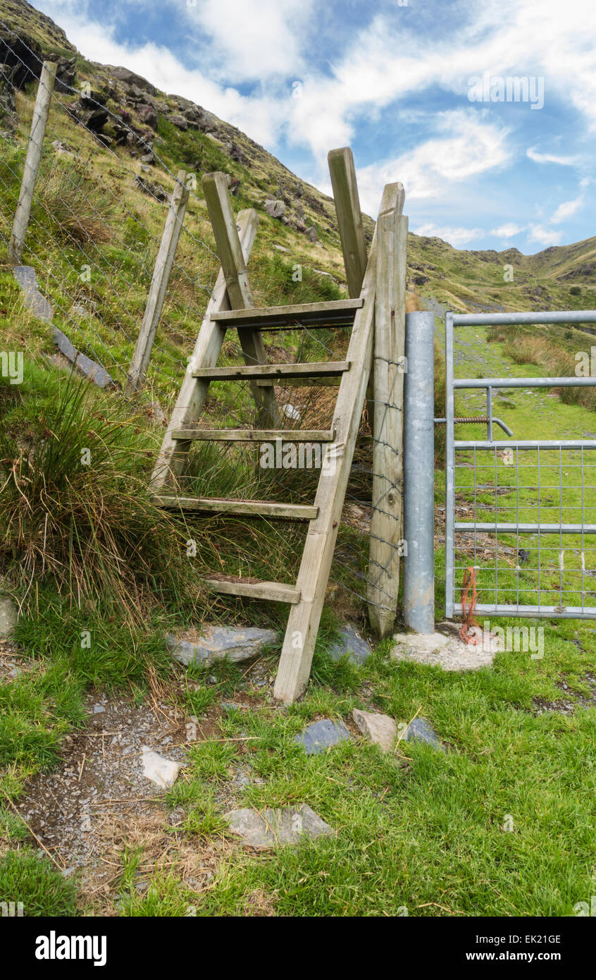 Stile over boundary wall hi-res stock photography and images - Alamy