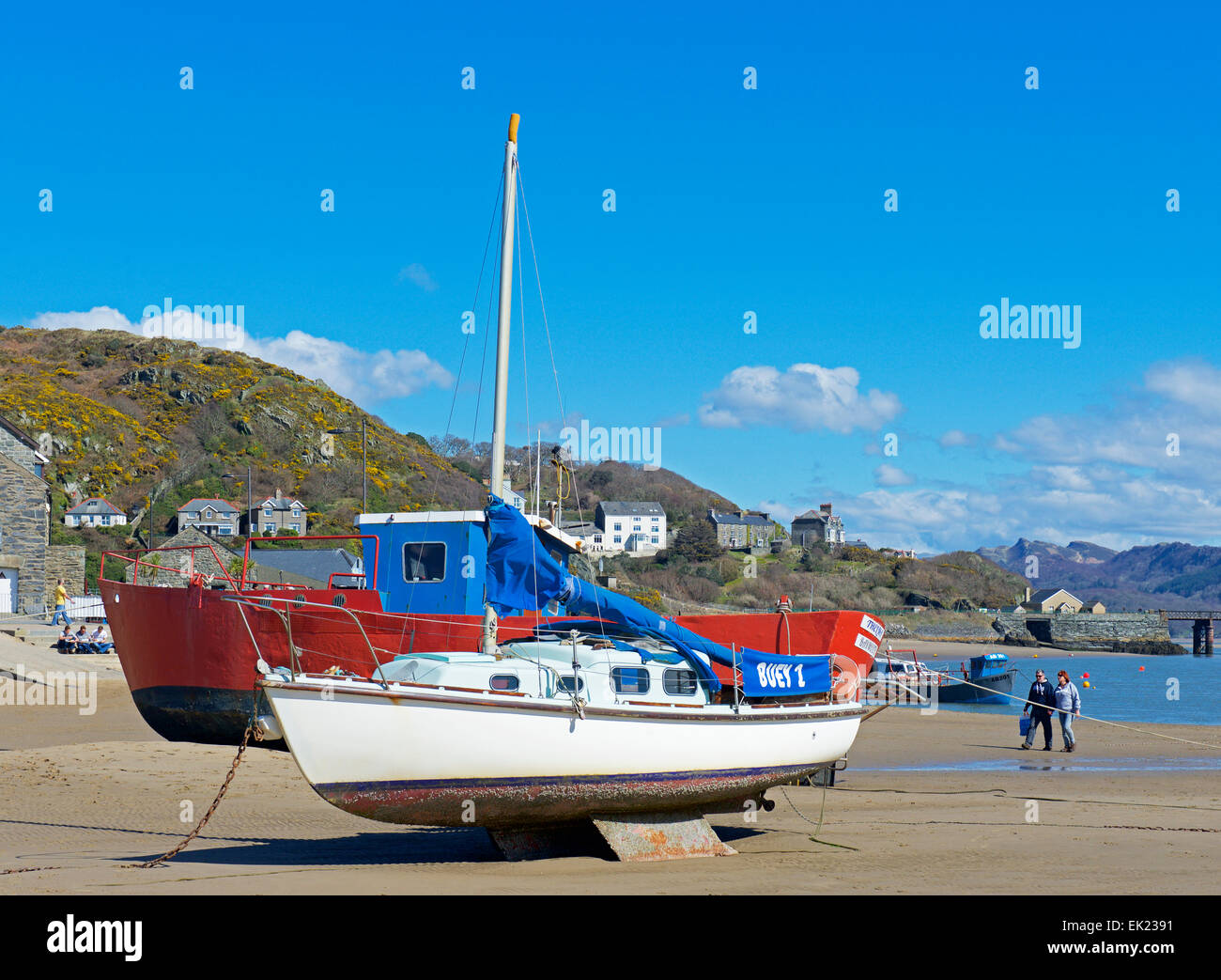 Boats on the beach at Barmouth, Gwynedd, North Wales UK Stock Photo - Alamy