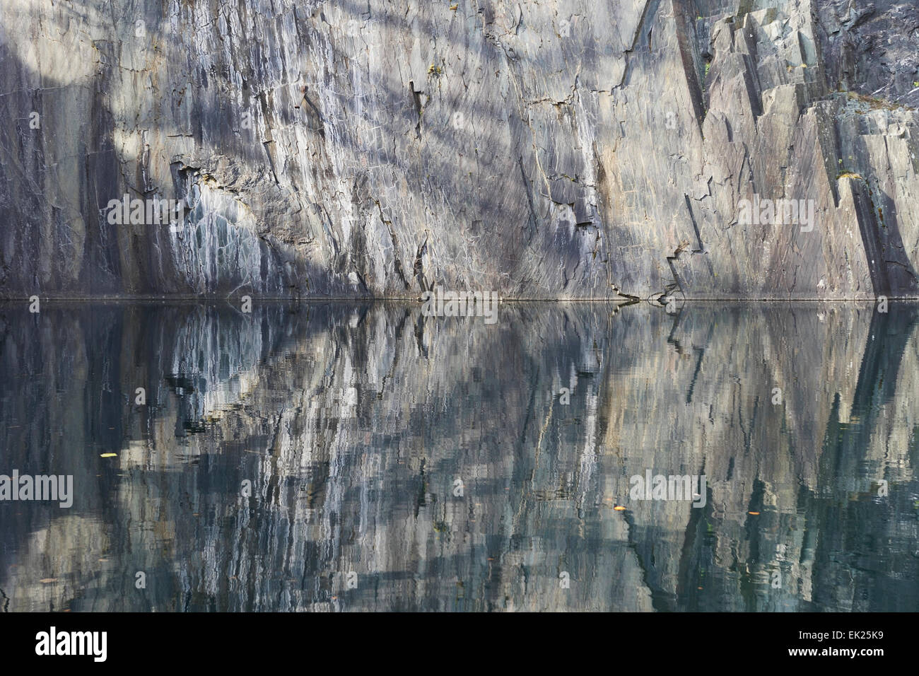 Slate texture and reflections in a flooded quarry Stock Photo - Alamy
