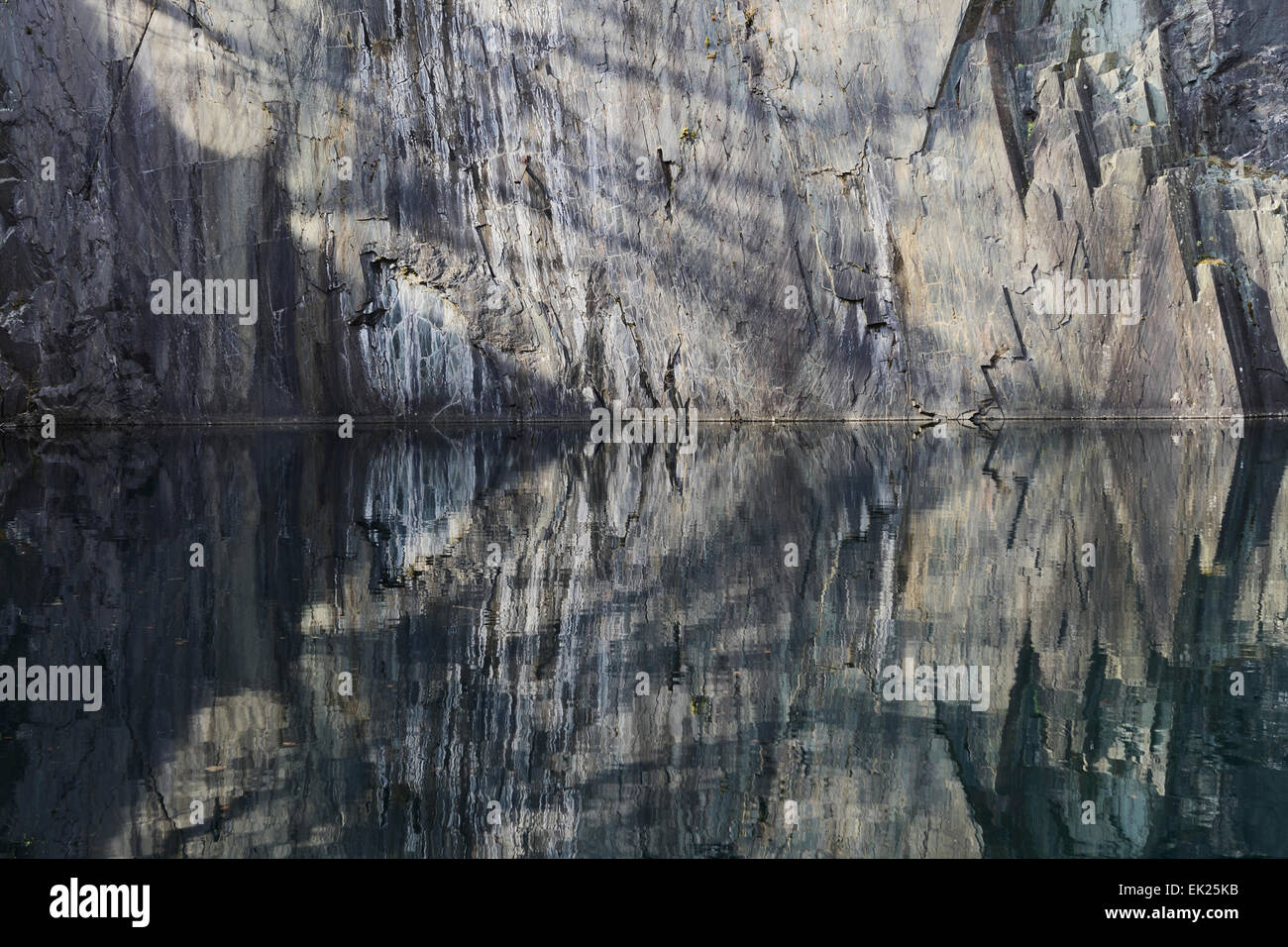 Slate texture and reflections in a flooded quarry Stock Photo - Alamy