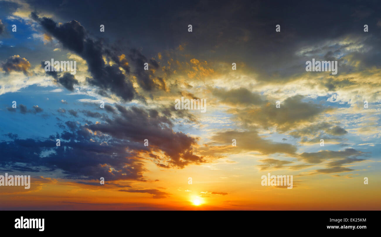Golden sun horizon land hi-res stock photography and images - Alamy
