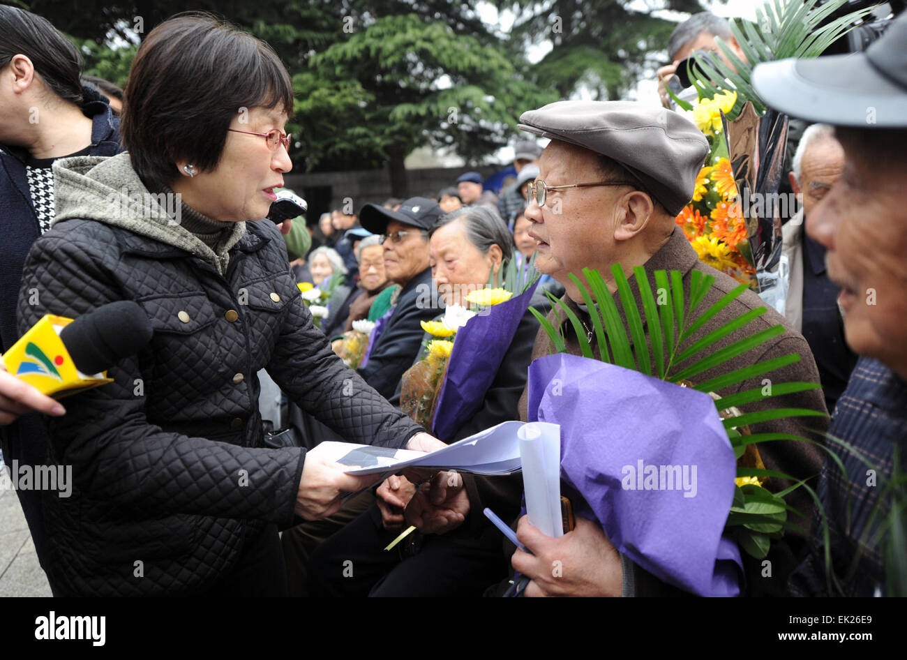 (150405) -- NANJING, April 5, 2015 (Xinhua) -- Tamaki Matsuoka (L ...