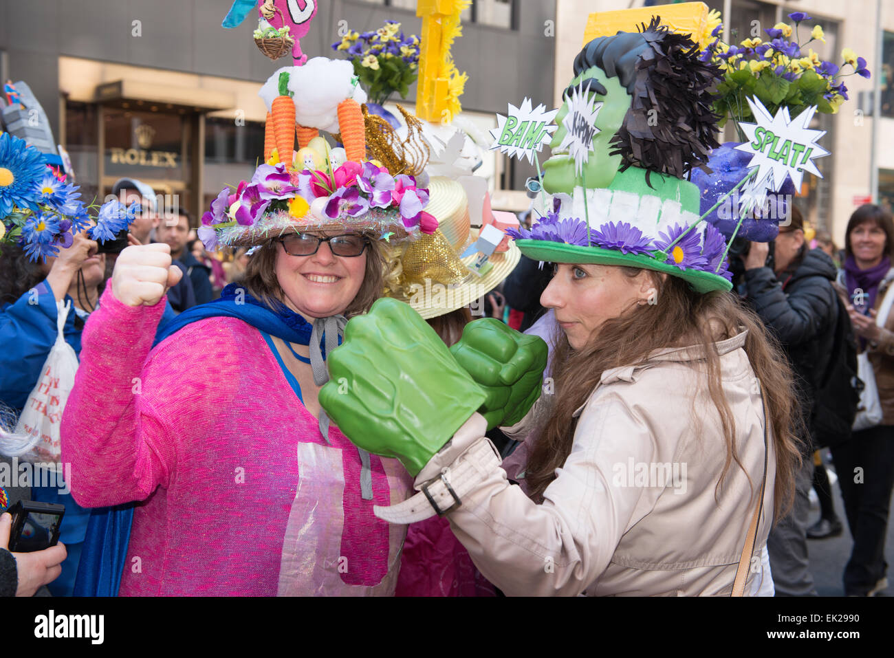 Women wearing bonnet hi-res stock photography and images - Alamy