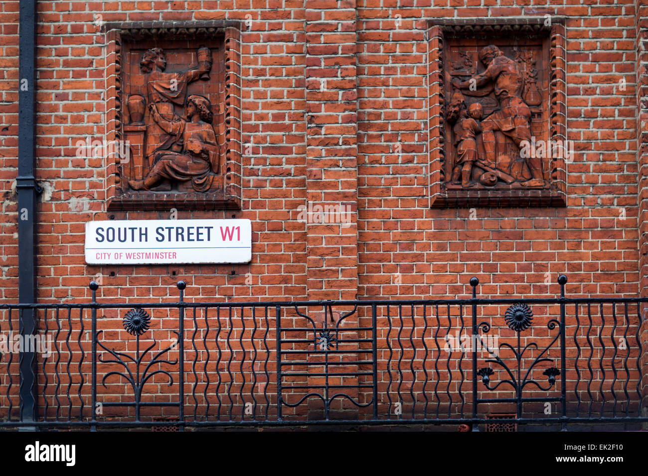London sculptures hi-res stock photography and images - Alamy
