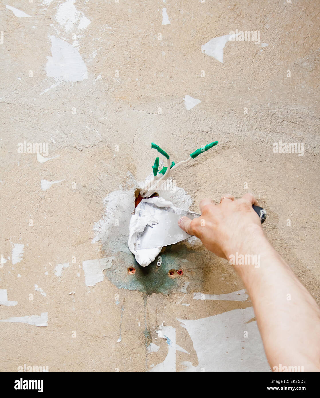 Male hand repairs wall with spackling white paste Stock Photo - Alamy