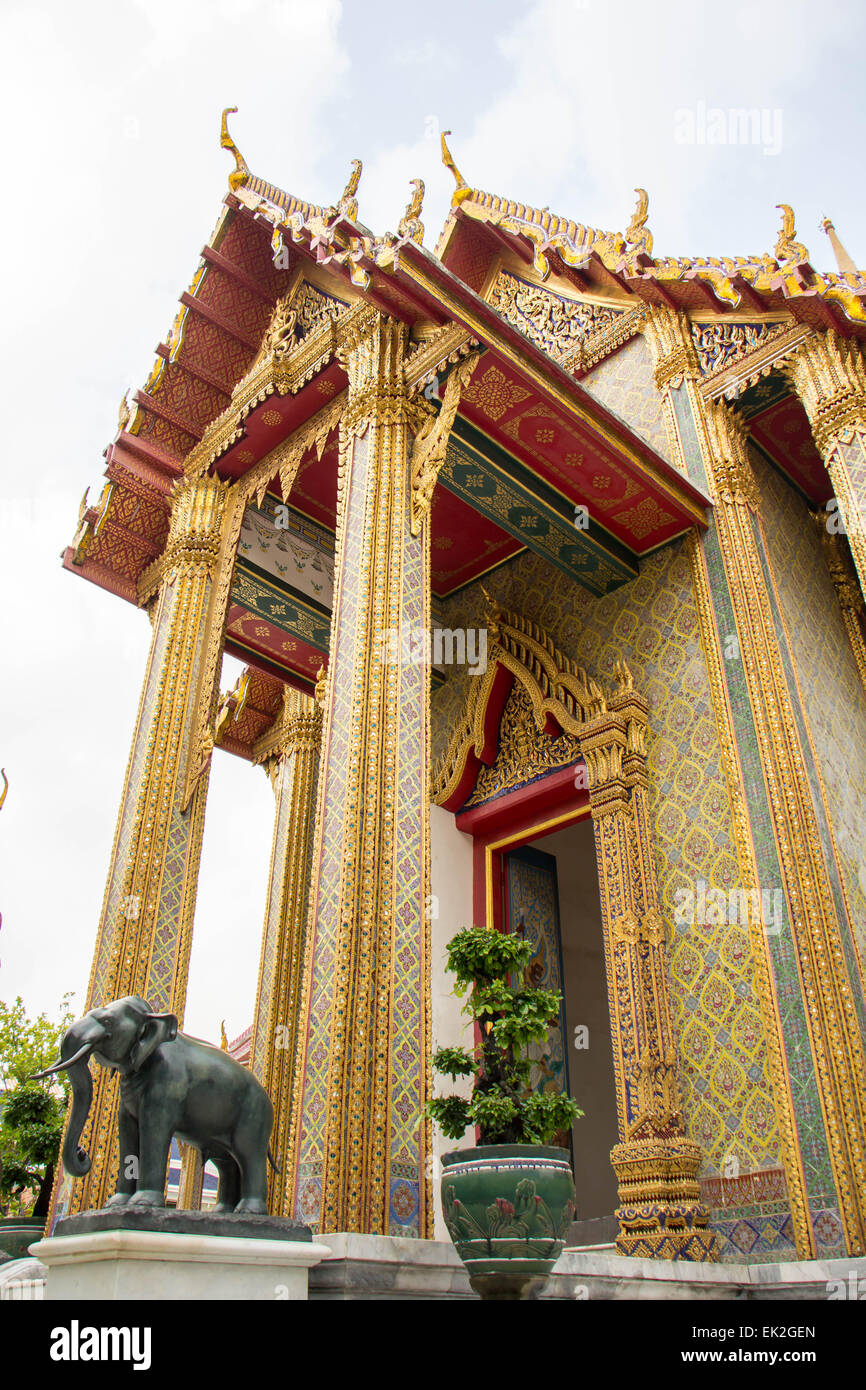 Temple thailand gold doors beautiful hi-res stock photography and ...