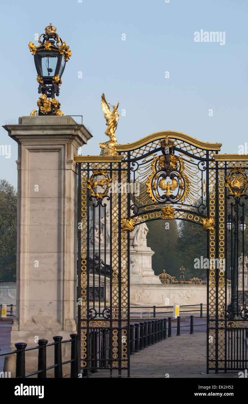 Gilded Wrought Iron Outside Buckingham Palace, London Stock Photo - Alamy