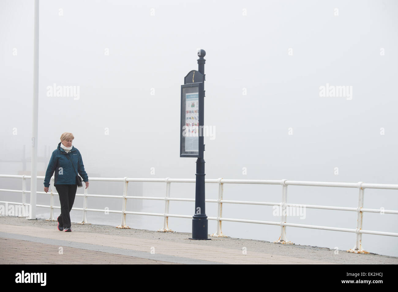 Aberystwyth, Wales, UK. 6th April, 2015. After a bright start, sea ...