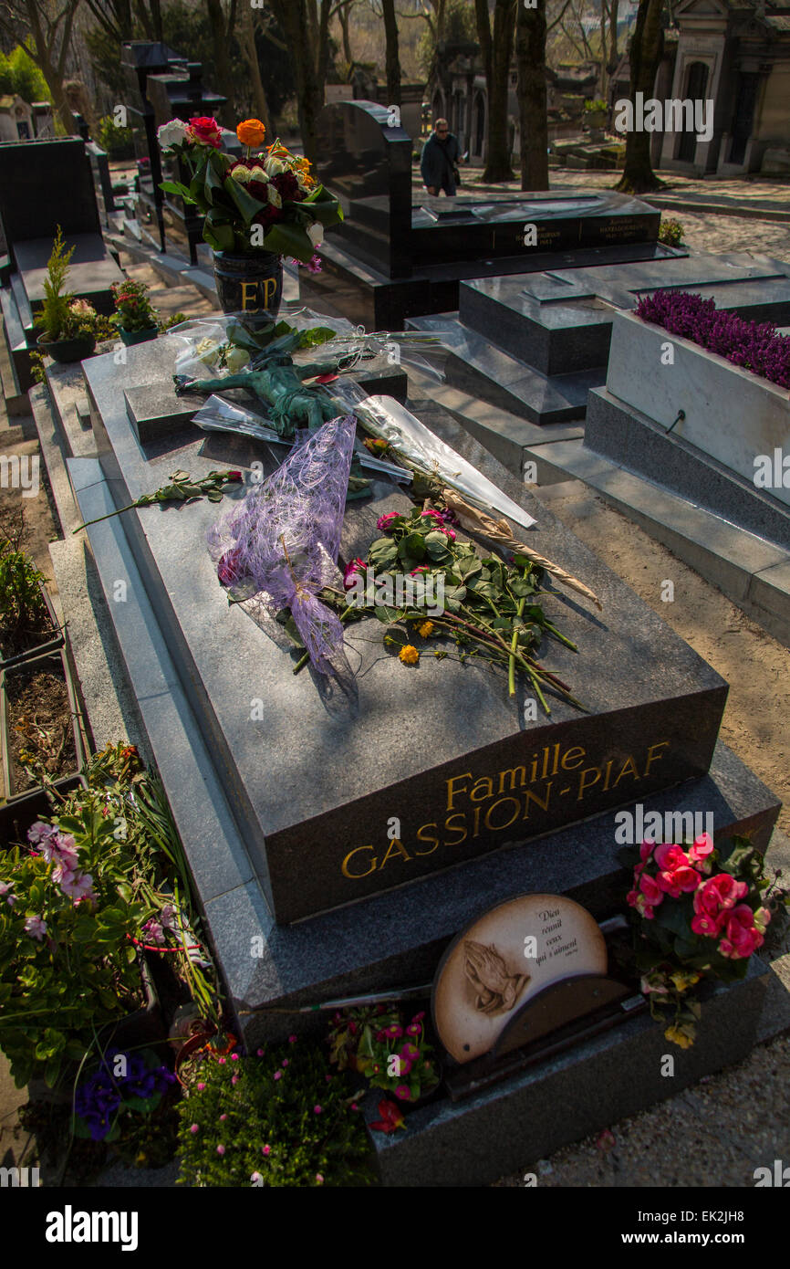 Grave site of Edith Piaf in Père Lachaise Cemetery Paris France Stock ...