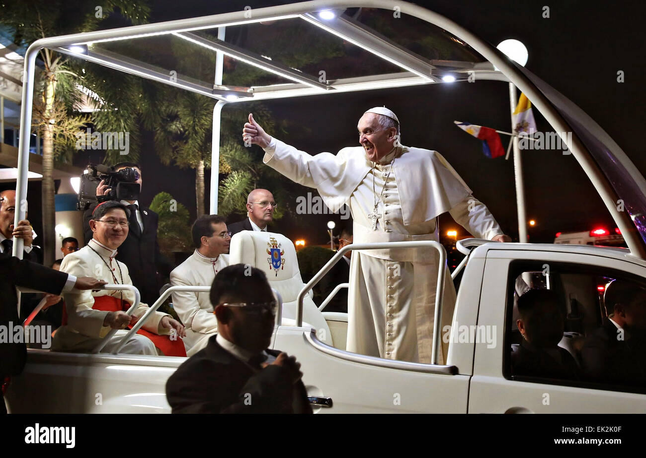 Pope francis gives thumbs up hi-res stock photography and images - Alamy