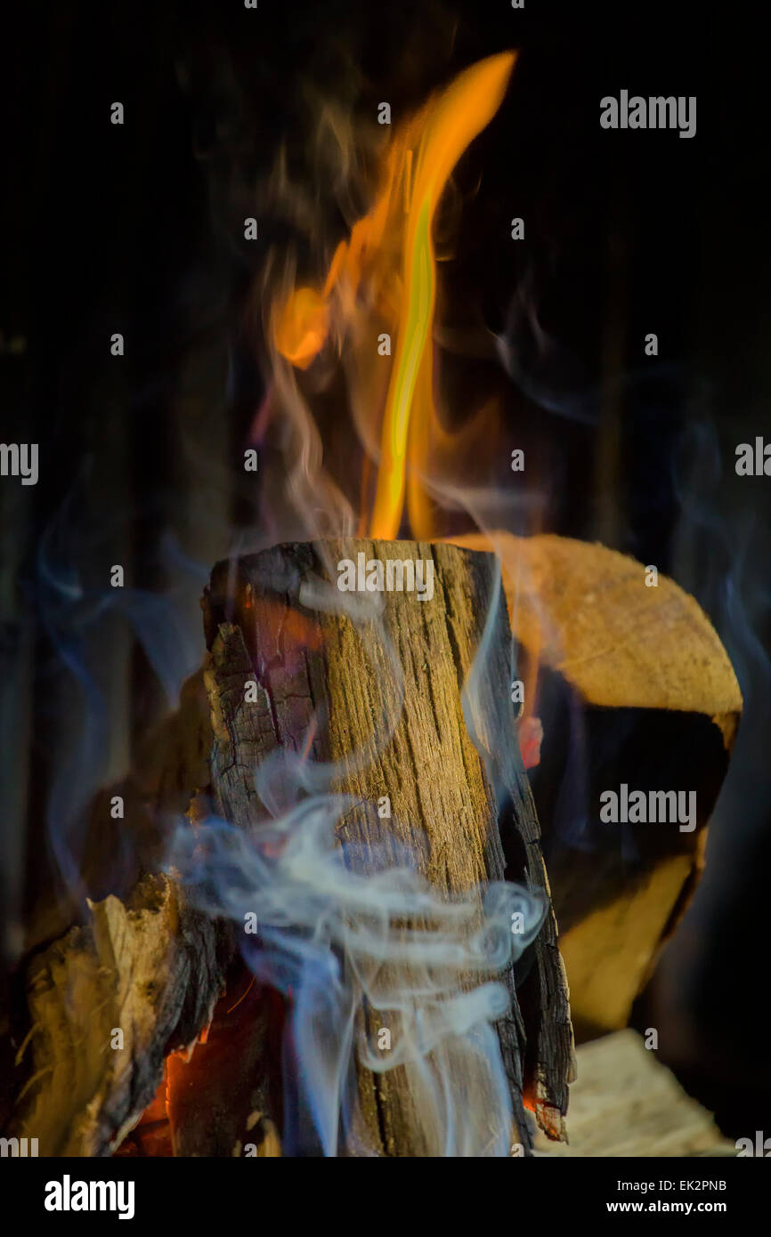 Open fire burning logs hi-res stock photography and images - Alamy