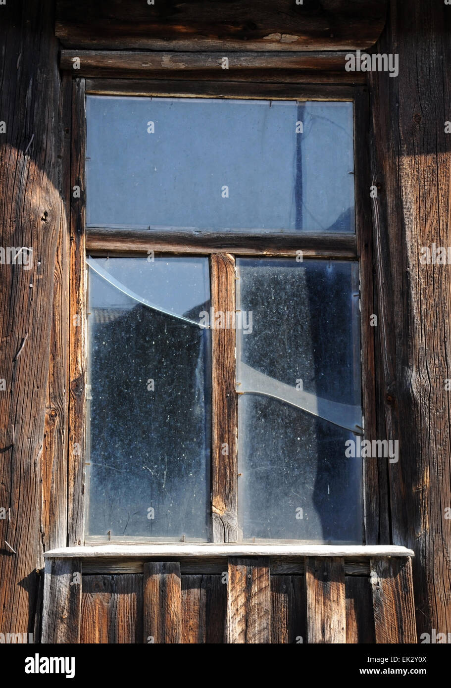 Barn with broken window hi-res stock photography and images - Alamy