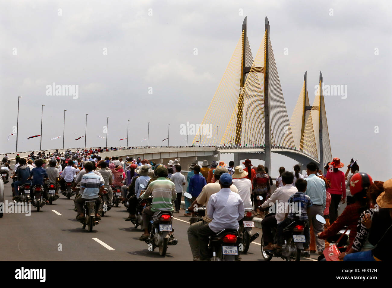 (150406) -- PHNOM PENH, April 6, 2015 (Xinhua) -- People travel on the ...