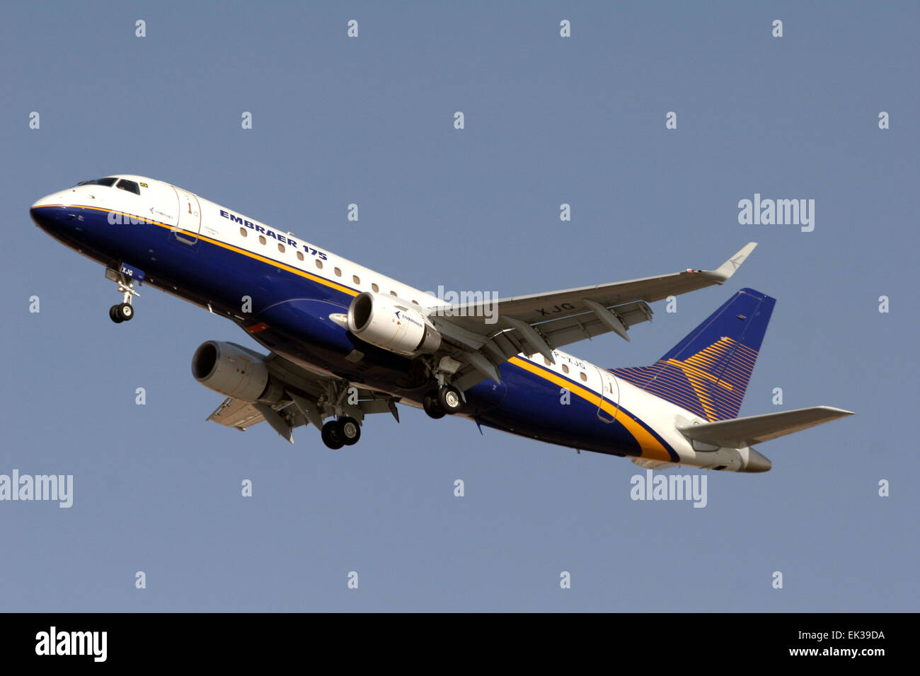 Embraer 175 United High Resolution Stock Photography and Images - Alamy