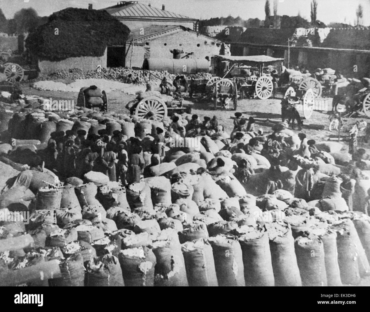 Farm Workers 1930s High Resolution Stock Photography and Images - Alamy