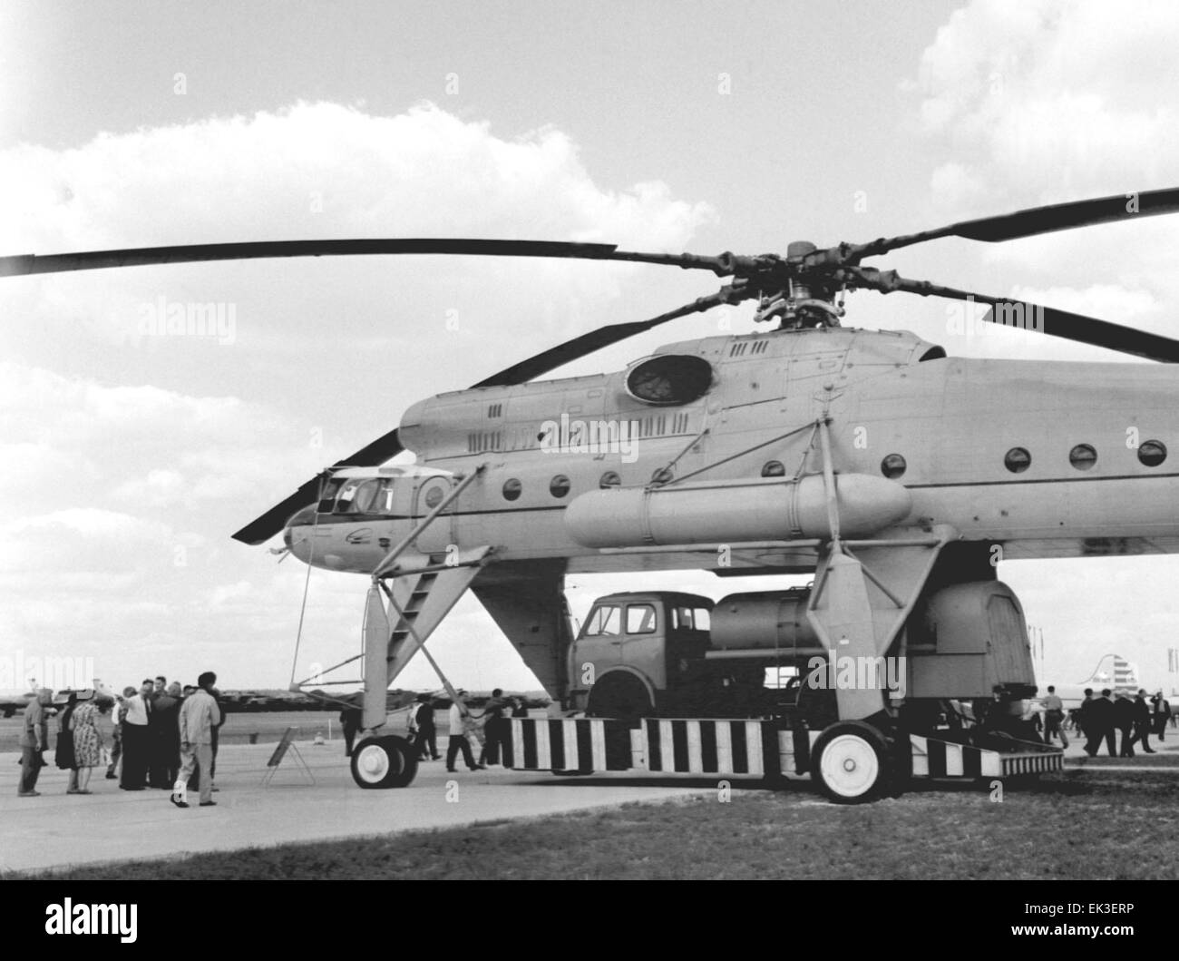 Mil Mi 10 Helicopter Black and White Stock Photos & Images - Alamy