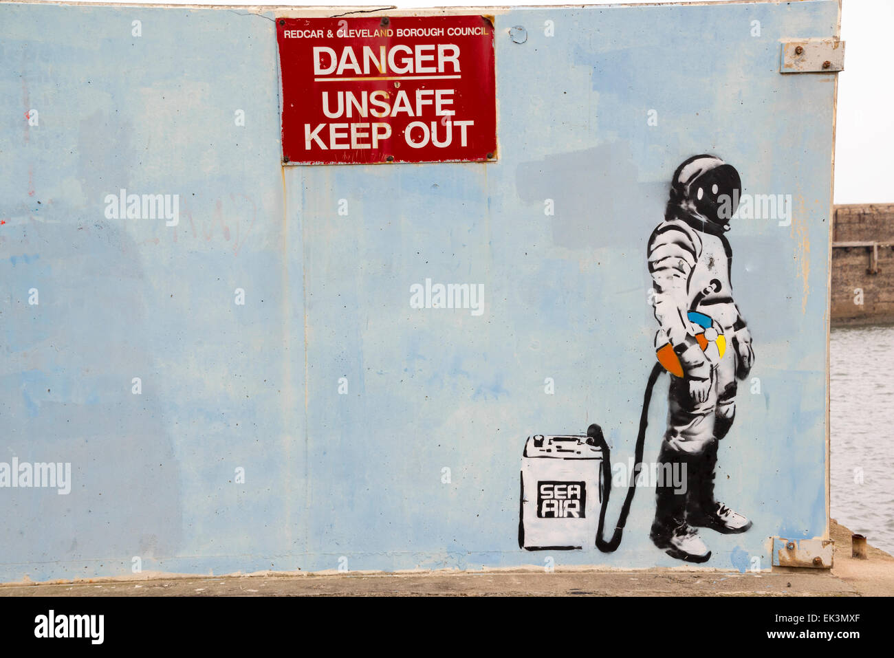 Unsafe wall warning sign hi-res stock photography and images - Alamy