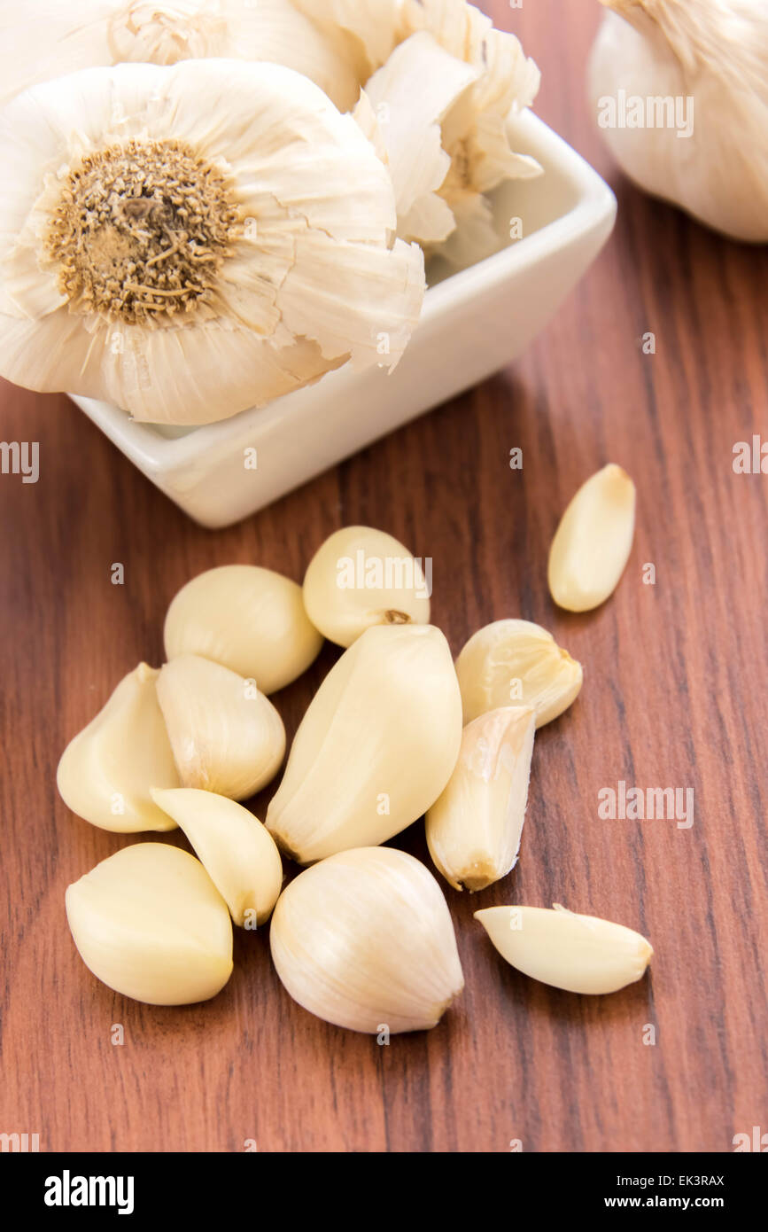 fresh cloves of whole garlic Stock Photo - Alamy