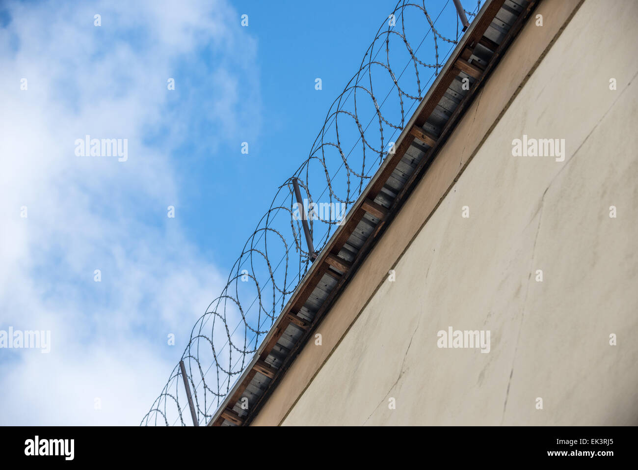 Prison wall razor wire hi-res stock photography and images - Alamy
