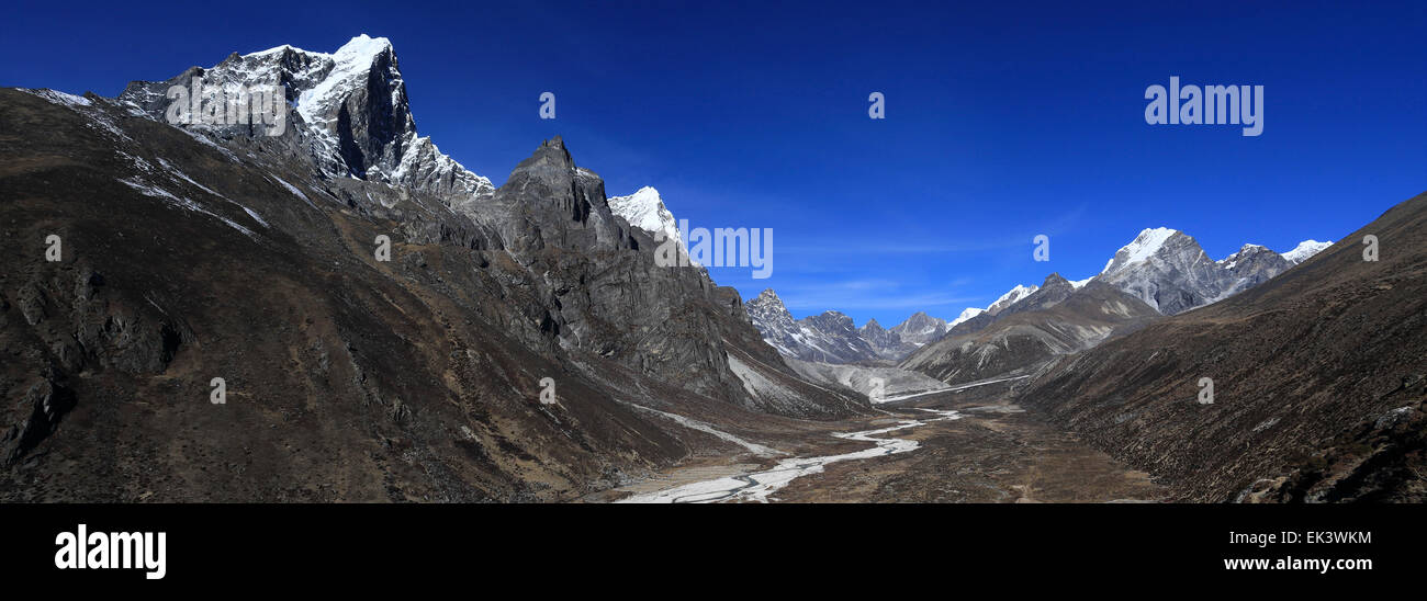Trekkers at Pheriche village, Pheriche Pass, Everest base camp trek ...